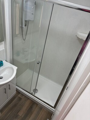 Quarto, vários quartos, varanda | Banheiro