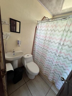Apartamento, sacada, vista para o mar | Banheiro