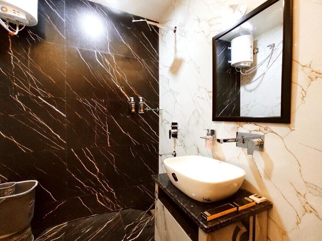 Quarto casal luxo | Banheiro | Chuveiro, toalhas de banho, sabonete, shampoo