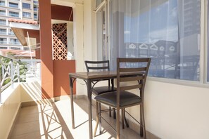 Apartamento, sacada | Opções para refeição ao ar livre