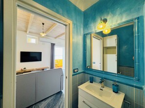 Apartamento, sacada, vista para o mar | Banheiro | Chuveiro, produtos de toalete grátis, secador de cabelo 