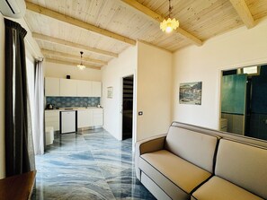 Apartamento, sacada, vista para o mar | Área de estar | TV de tela plana 32 polegadas com canais digitais