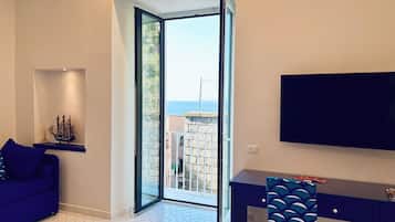 Apartamento, varanda, vista parcial para o mar | Sala de estar | Televisor de ecrã plano de 32 polegadas com canais digitais