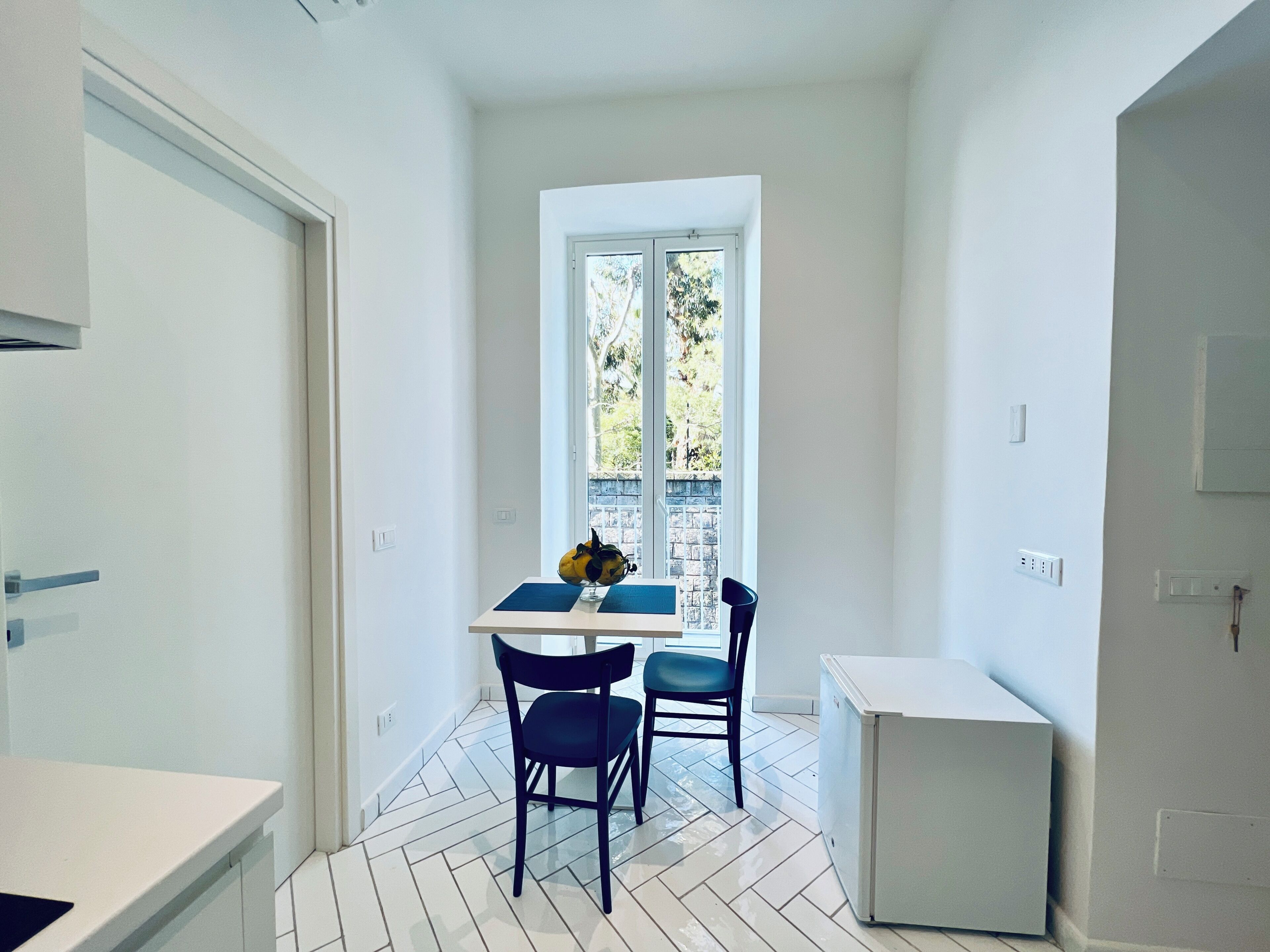 Apartamento, varanda, vista parcial para o mar | Sala de estar | Televisor de ecrã plano de 32 polegadas com canais digitais 