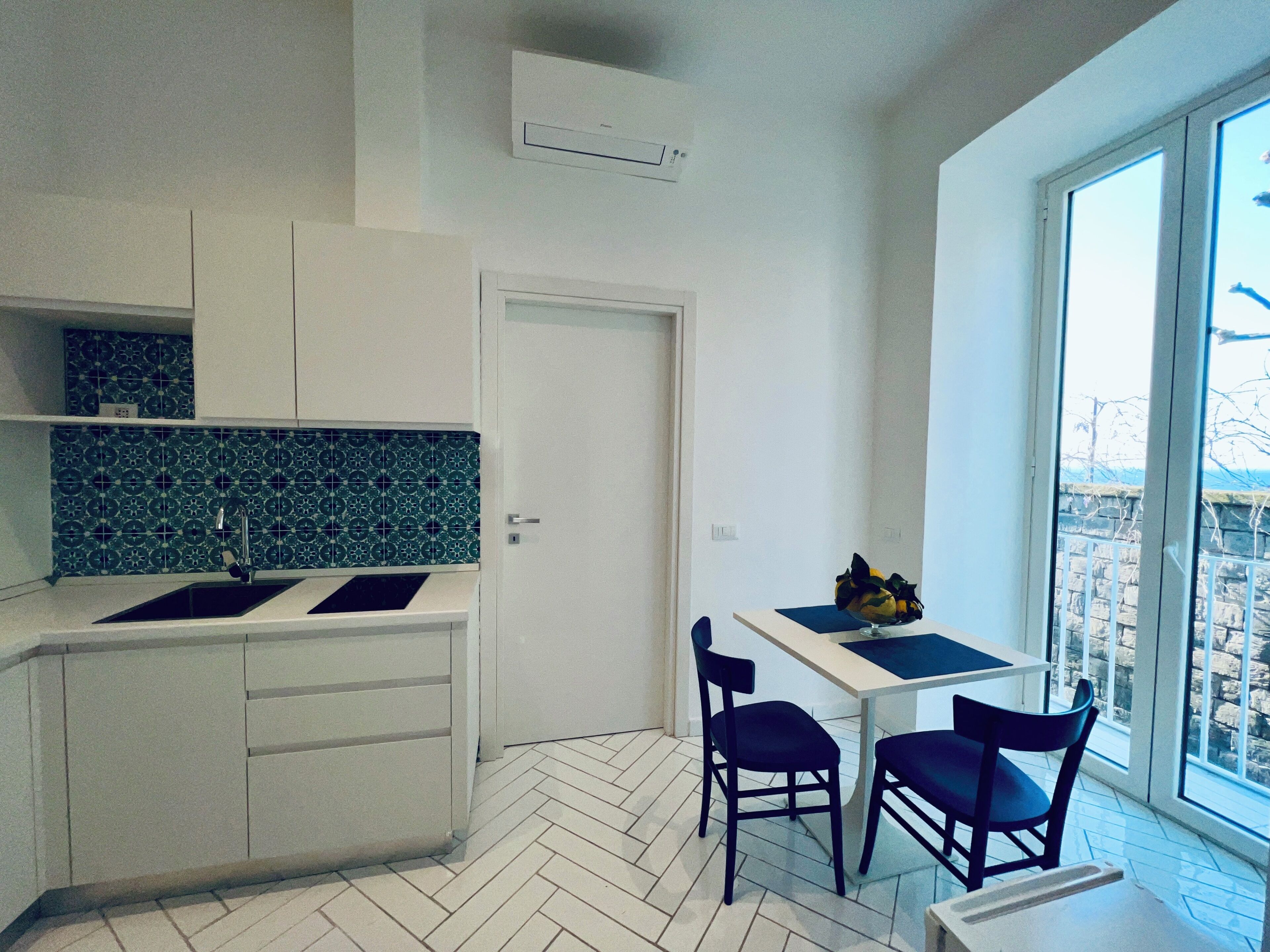 Apartamento, varanda, vista parcial para o mar | Cozinha privada | Um micro-ondas, uma placa de cozinha, uma máquina de café expresso 