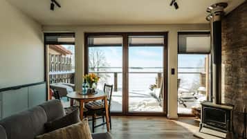 Apartamento Comfort, varanda, vista para o lago | Sala de estar