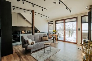 Apartamento conforto, sacada, vista para o lago | Área de estar
