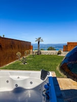 Villa, piscina privativa, vista para o lago | Banheira de hidromassagem