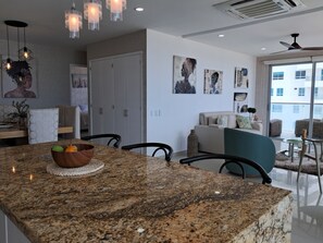 Apartamento luxo, sacada, vista para a praia | Parte interna