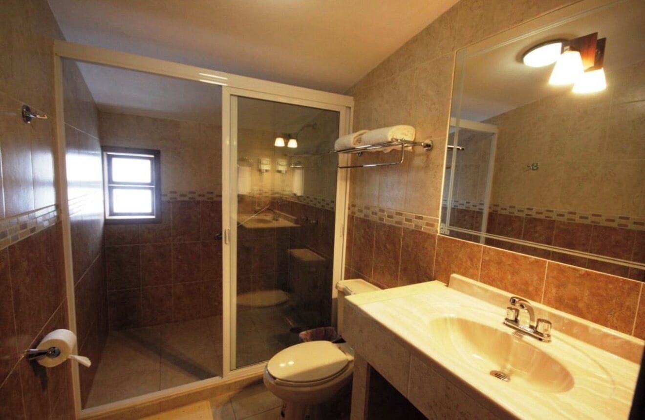 Quarto Duplo Comfort, vista para o jardim | Casa de banho | Um polibã, um secador de cabelo, toalhas fornecidas, sabão 
