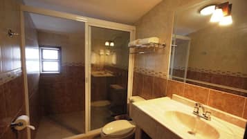 Quarto Duplo Comfort, vista para o jardim | Casa de banho | Um polibã, um secador de cabelo, toalhas fornecidas, sabão