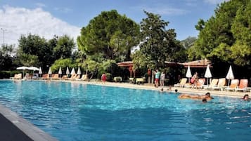 Quarto Standard, varanda, vista para o jardim | Piscina