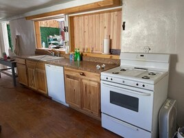 Um frigorífico no espaço comum, um micro-ondas no espaço comum 