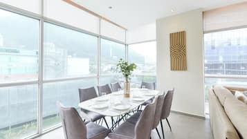 Suite Comfort, varanda, Vista para a cidade | Sala de jantar