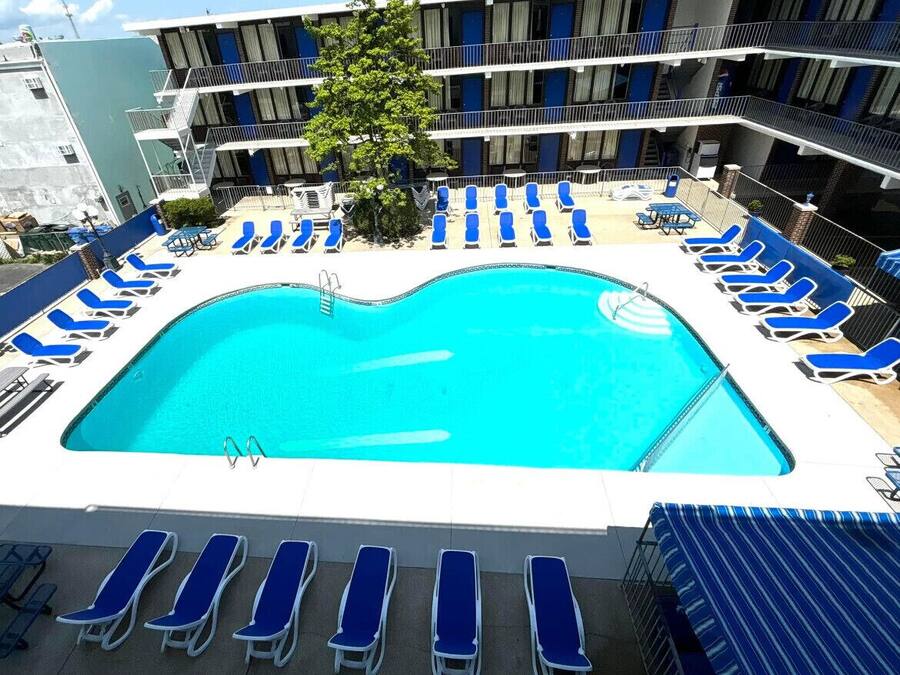 Piscina externa, espreguiçadeiras