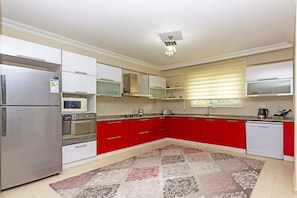 Villa Familiar | Cozinha privada | Um frigorífico/congelador grande, um micro-ondas