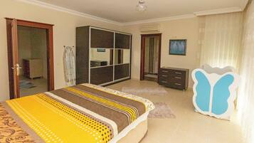 Quarto com cama, guarda-roupa e espelho.