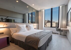 Frigobar, cofres nos quartos, escrivaninha, cortinas blackout