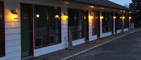 Fachada da propriedade à noite