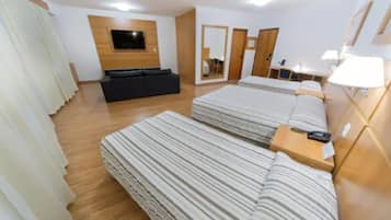 Quarto Triplo Standard | Minibar, cofre no quarto, secretária, cortinas/cortinados opacos