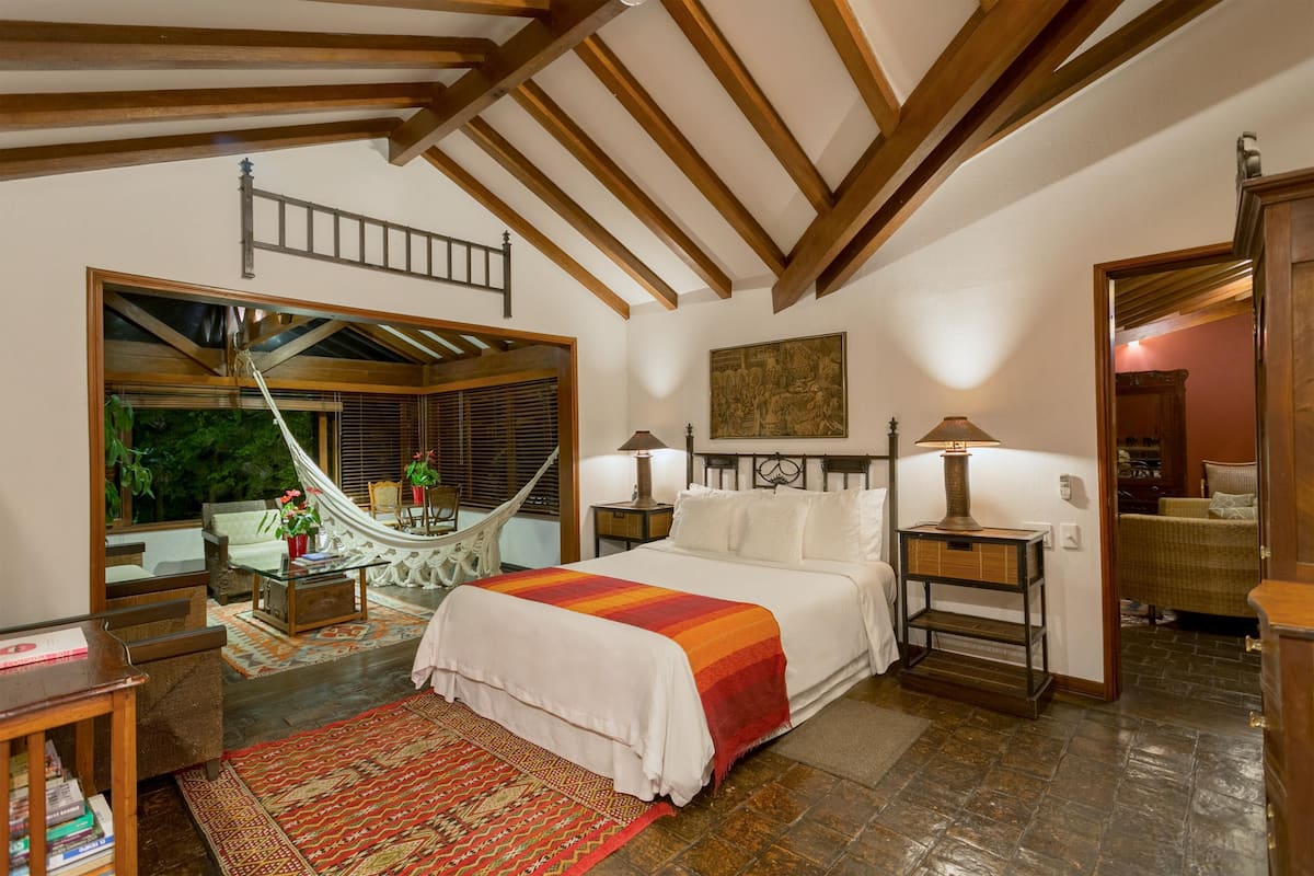 1 quarto, roupas de cama premium, edredons de pluma, frigobar