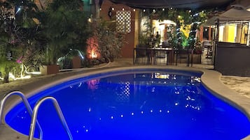 Piscina exterior, espreguiçadeiras