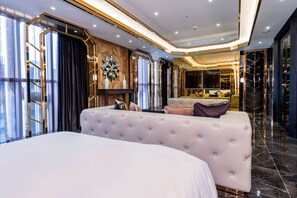Designers Suite (Design of the room will be randomly assigned) | Edredões de penas, secretária, quartos insonorizados 