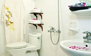 Quarto Deluxe | Casa de banho | Um polibã, artigos de higiene pessoal grátis, um secador de cabelo