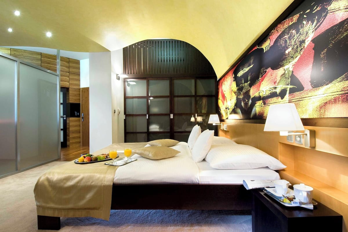 Deluxe Suite | Roupa hipoalergénica, minibar, cofre no quarto, secretária