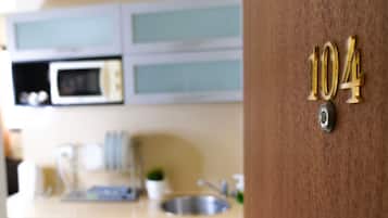 Apartamento, 2 quartos, kitchenette | Kitchenette privada | Um frigorífico, um micro-ondas, uma placa de cozinha