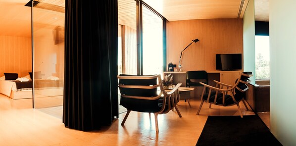 Minibar, cofre no quarto, secretária, quartos insonorizados 