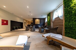 Sauna seca, sauna a vapor, massagens com pedras quentes