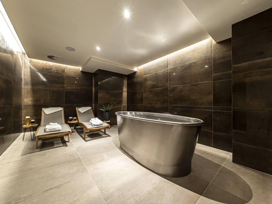 Sauna, banho turco, massagens de pedras quentes, massagens desportivas