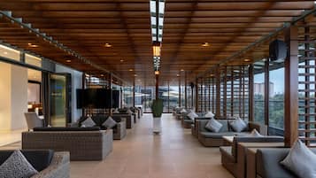 Este bar no lobby do hotel