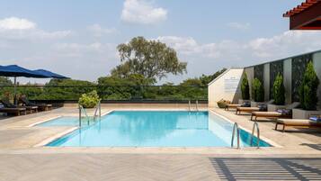 Piscina exterior, guarda-sóis, espreguiçadeiras