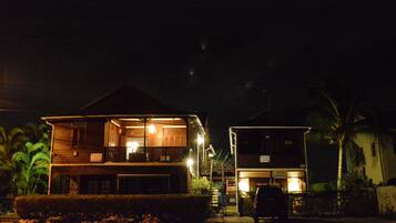 Fachada do alojamento (tarde/noite)