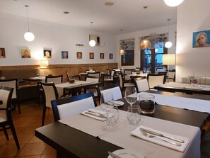 Serviço de almoço e jantar, vistas para o jardim 