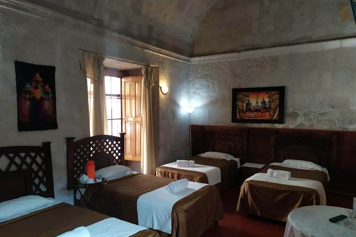 Quarto quádruplo | Roupas de cama antialérgicas, cofres nos quartos