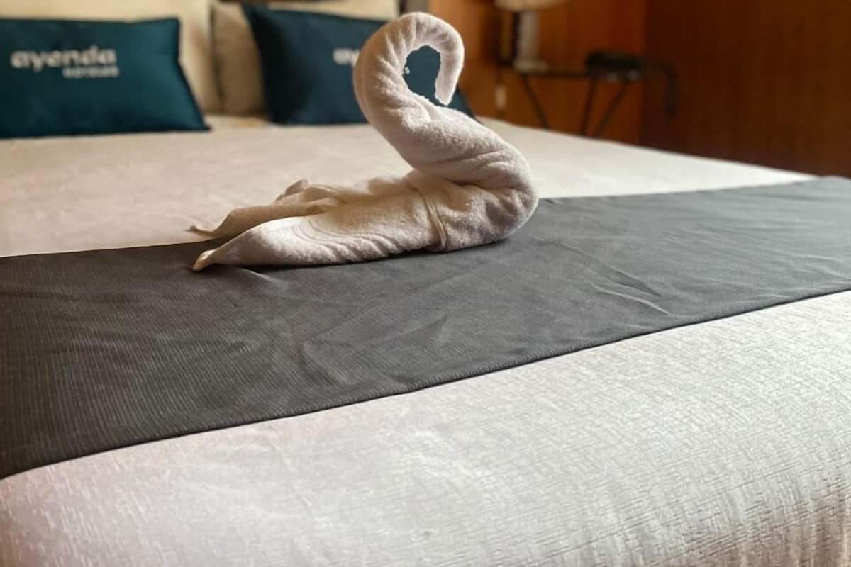 Quarto solteiro standard | Roupas de cama antialérgicas, cofres nos quartos