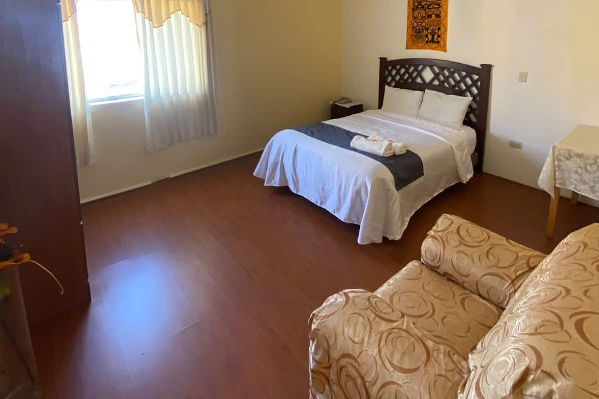 Quarto casal standard, 1 cama de casal | Roupas de cama antialérgicas, cofres nos quartos