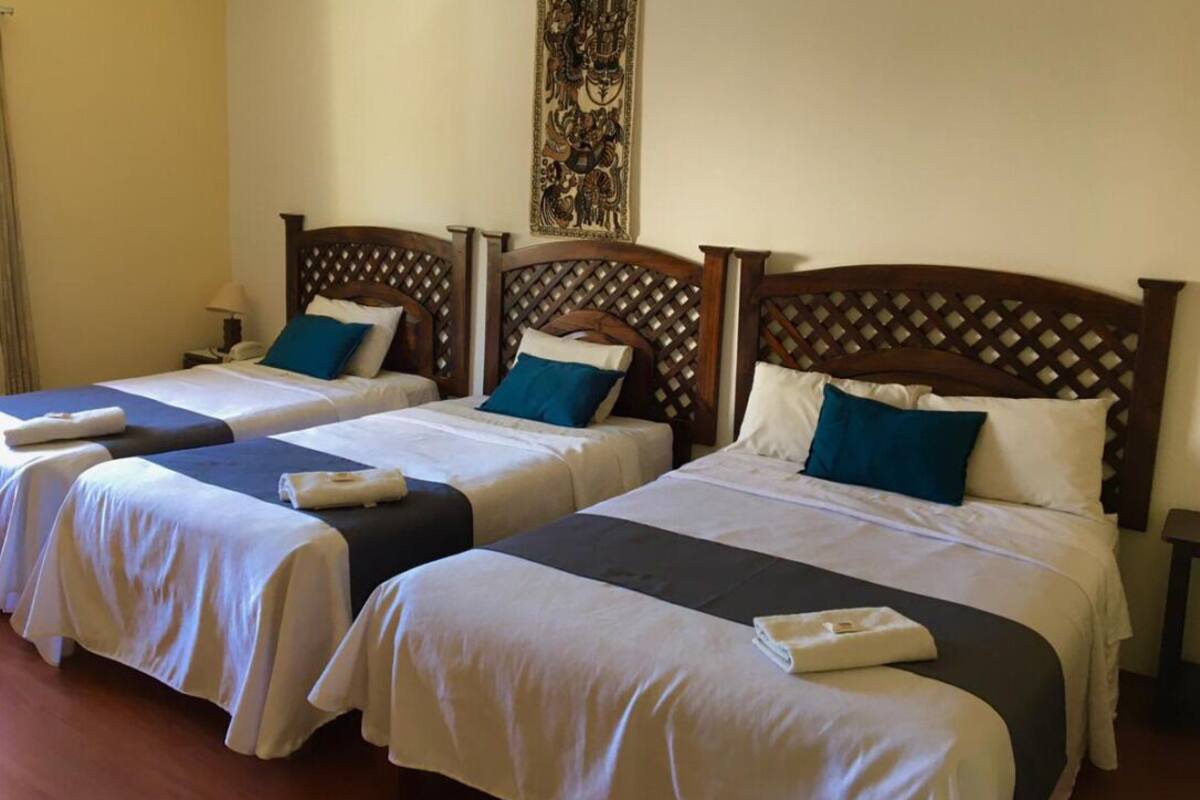 Quarto triplo standard | Roupas de cama antialérgicas, cofres nos quartos