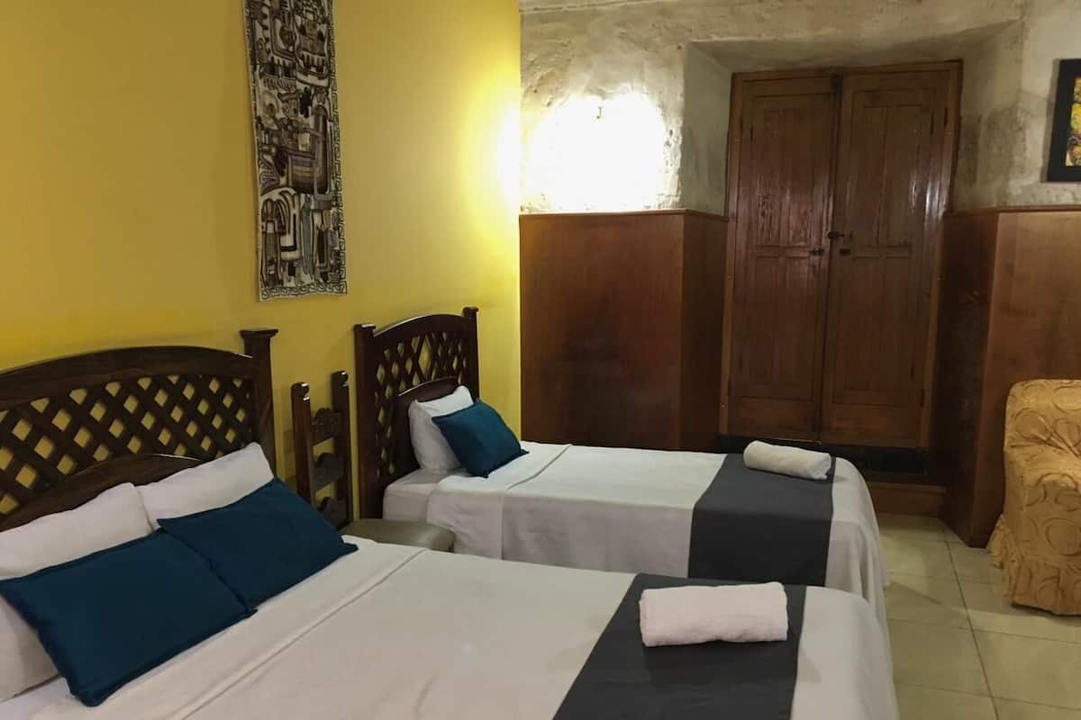 Quarto casal standard | Roupas de cama antialérgicas, cofres nos quartos