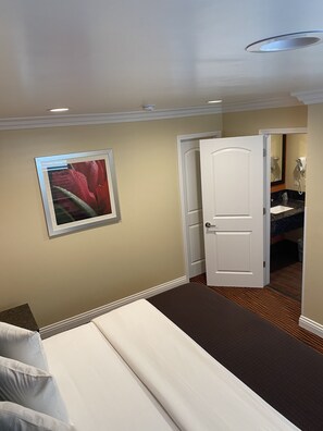 Escrivaninha, quartos à prova de som, ferros/tábuas de passar roupa