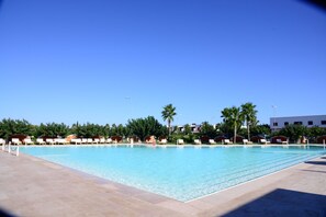 Piscina externa, guarda-sóis, espreguiçadeiras