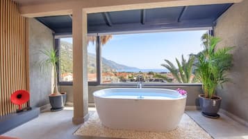 Quarto real, vista para o mar | Frigobar, cofres nos quartos, individualmente decorados
