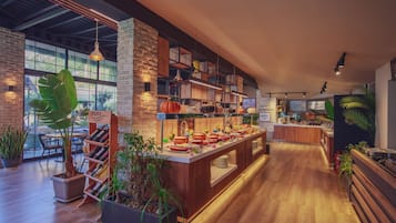 Café da manhã com buffet grátis todos os dias