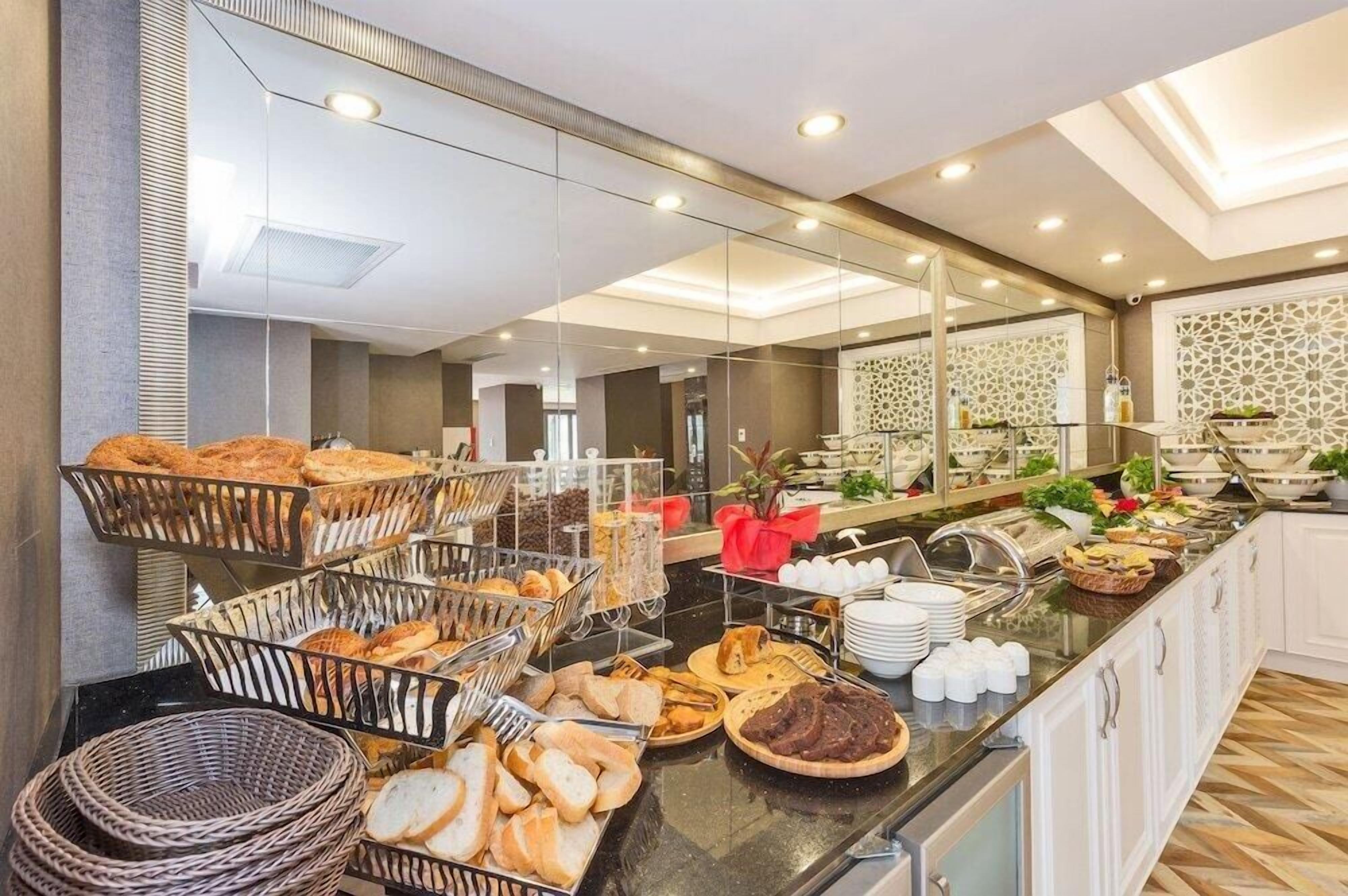 Café da manhã com buffet grátis todos os dias