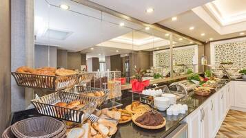 Café da manhã com buffet grátis todos os dias