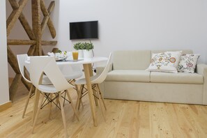 Apartamento, 1 quarto | Sala de estar | TV de ecrã plano 