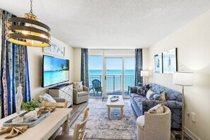 Condo, 2 Bedrooms, Ocean View, Oceanfront (1032) | Sala de estar | Televisor, leitor de DVD 